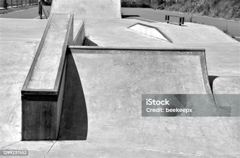 도시 외곽의 울타리가 있는 지역에 있는 콘크리트 스케이트보드 놀이터 난간 경사로는 스쿠터 Bmx 자전거 및 스케이트 보드의 초보자를위한 것입니다 점프와 트릭을 테스트하기위한