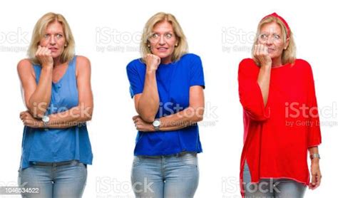 흰색 절연된 Backgroud 찾고 스트레스와 긴장 손톱을 물어 뜯고 입에 손을 통해 아름 다운 중 년 금발 여자 콜라주 불안 문제입니다 감정에 대한 스톡 사진 및 기타