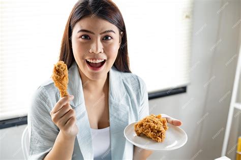 Premium Photo Young Woman Was Happy To Eat The Delicious Fried