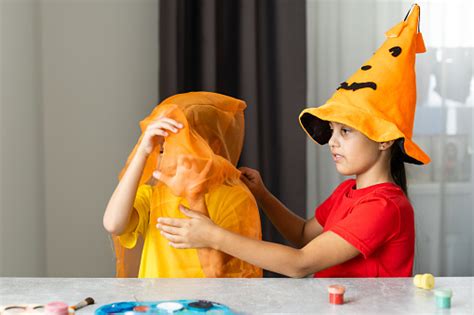 할로윈 분위기 두 어린 소녀는 가을 잎을 만들기 장식을 절단 파티를 준비하고있다 가을에 대한 스톡 사진 및 기타 이미지 가을 가족 공예 Istock