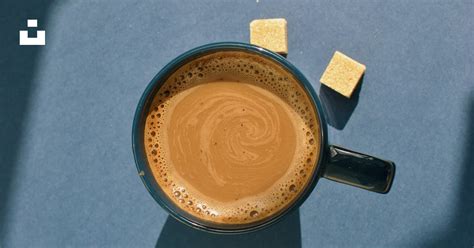 커피가 담긴 파란색 세라믹 머그잔 사진 Unsplash의 무료 커피 이미지