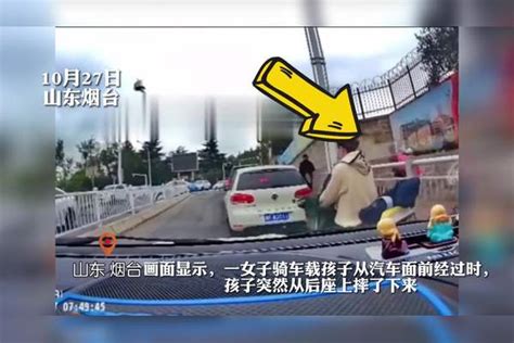 女子骑车带娃从车前经过孩子突然从后座跌落险些被后车撞上 后座 孩子 后车