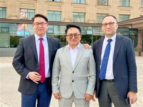 Лүндэгийн Бид гурав ШУТИС ын Уул уурхайн инженерийн сургуулийн нэг ангийн нөхөд юм Уул