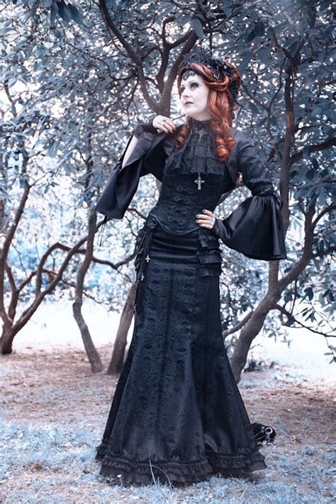 검은 머리 검정 드레스 모델 블랙 드레스 사진 촬영 수직 쐈어 스튜디오 촬영 여성 의자 포즈를 취하는 흑발에 관한 무료 스톡 사진