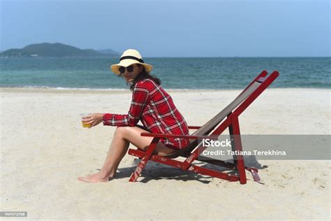 베트남의 하얀 모래가있는 해변의 책상 의자에 앉아있는 모자를 쓴 젊은 여성 갑판 의자에 대한 스톡 사진 및 기타 이미지 갑판 의자 관광 관광 리조트 Istock