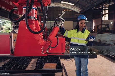 로봇 기술자는 기계와 엔진을 검사 테스트 및 수리하여 표준 상태를 유지하도록 정기적인 유지 보수를 수행합니다 손상되고 불완전한 항목 기록 및 보고 Stem 주제에 대한 스톡