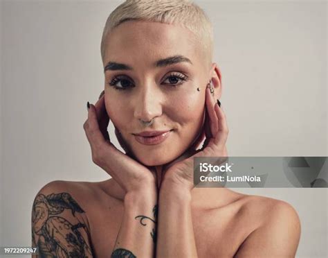 모델 초상화 및 화장품 스튜디오에서 뷰티 문신 메이크업 및 피어싱을 통해 Z 세대의 미학을 자신있게 표현합니다 젊은 여성 미소