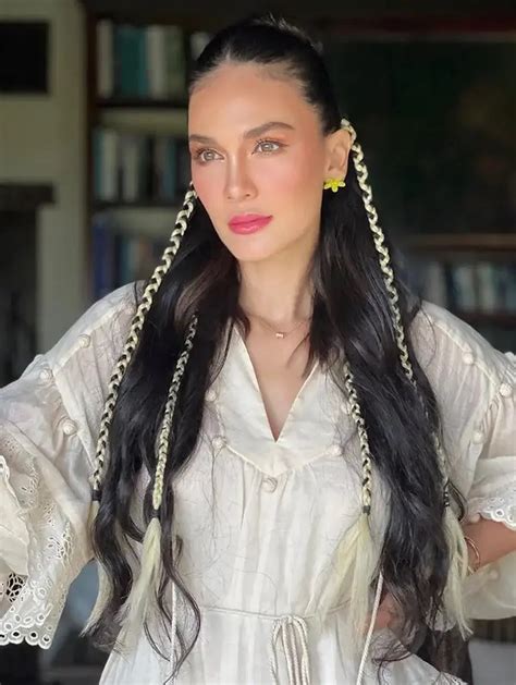 8 Penampilan Awet Muda Luna Maya Potret Memesona 4 Pilihan Outfitnya