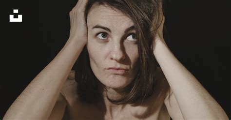 그녀의 머리를 손에 들고 여자 사진 Unsplash의 무료 초상 이미지