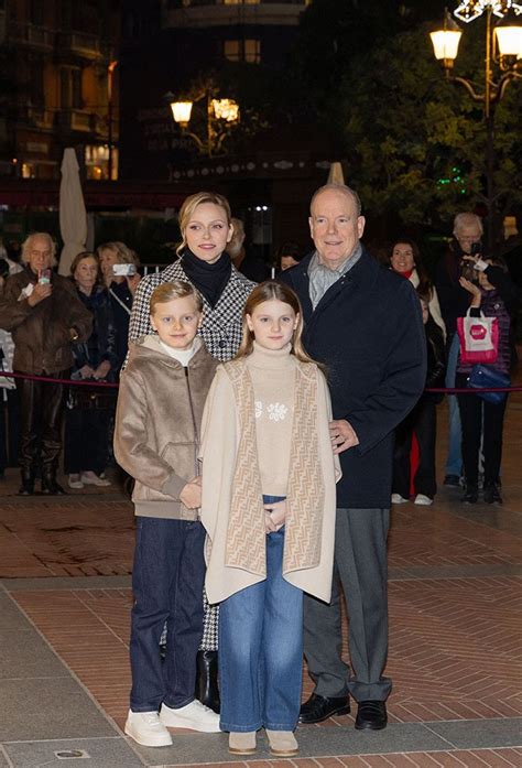 Sage Comme Une Image Gabriella De Monaco Illumine Le Rocher Dans Sa
