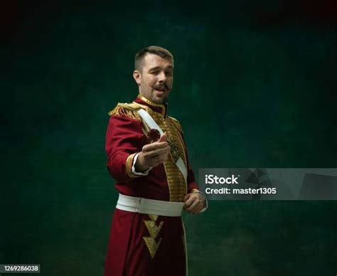 어두운 녹색 배경에 니콜라스 Ii로 젊은 남자 복고풍 스타일 시대의 개념의 비교 30 34세에 대한 스톡 사진 및 기타 이미지 30 34세 감정 개념 Istock