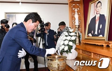 박정희 영정 앞 분향하는 구자근 당선인 뉴스1