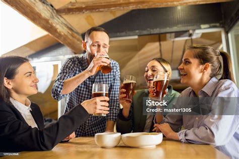 긴장된 근무일 후 기업 행사를 축하하는 행복한 동료들 기쁘게 친절 쾌활한 모습 20 24세에 대한 스톡 사진 및 기타 이미지 20 24세 25 29세 Ale Istock