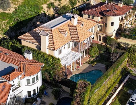 Pictured Stunning Beverly Hills Home Where 60s Sex Siren Raquel Welch