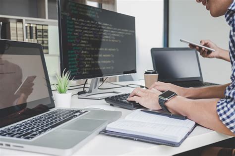 프로그래머 개발 프로그래밍 및 웹사이트는 소프트웨어에서 일에 협력 회사 사무실 개발 코드를 작성 하 고 데이터 코드 입력 웹