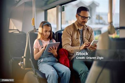 버스에 탑승한 상태에서 무선 기술을 사용하는 아버지와 딸 스마트폰에 대한 스톡 사진 및 기타 이미지 스마트폰 태블릿 2명 Istock