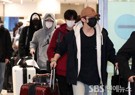 [e포토] 오메가엑스 소속사 대표 갑질 논란 속 귀국 Sbs연예뉴스