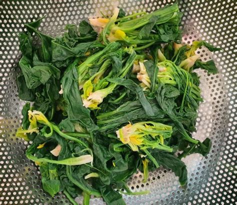 섬초에 배를 넣고 무친 섬초배무침