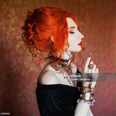 날카로운 발톱 어두운 할로윈 복장입니다 고트 여성 검은 드레스와 목걸이 목에 창백한 피부와 붉은 머리 뱀파이어입니다 뱀파이어 발톱과의 여자 마녀 고딕 보세요입니다 할로윈의