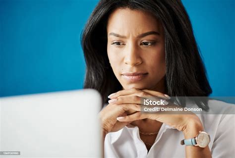 파란 배경에 대한 그녀의 노트북에서 작업 매력적인 젊은 사업가의 스튜디오 샷 20 29세에 대한 스톡 사진 및 기타 이미지