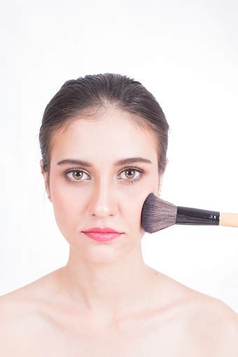 메이크업 아티스트는 여성의 얼굴에 브러시를 적용합니다 아름 다운 여자 얼굴입니다 완벽한 메이크업 흰색 배경에 고립 20 세