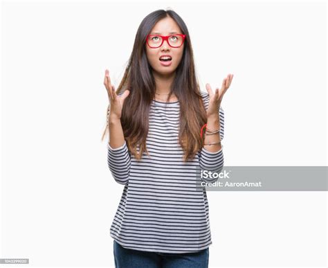 젊은 아시아 여성에 안경을 쓰고 배경 미친 절연 하 고 미친 소리 하 고 적극적인 식와 팔 발생 함 좌절 개념입니다 감정에 대한 스톡 사진 및 기타 이미지 Istock