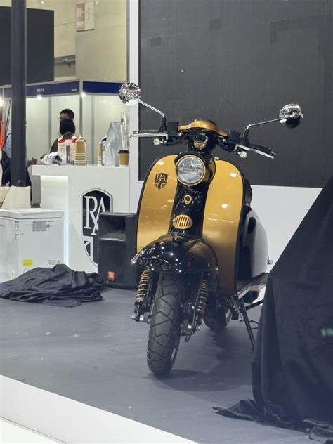 Νέα σειρά σκούτερ Royal Alloy Jps Series Motomag