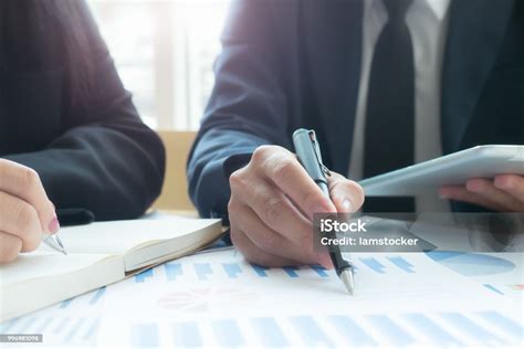 감독 하는 비즈니스 남자와 비서 사업 계획 및 컨설턴트 회사 연례 재정 보고서 대차 대조표 문 문서 그래프 작업 분석을 실행 감사 및 컨설턴트 개념에 대한 스톡 사진 및