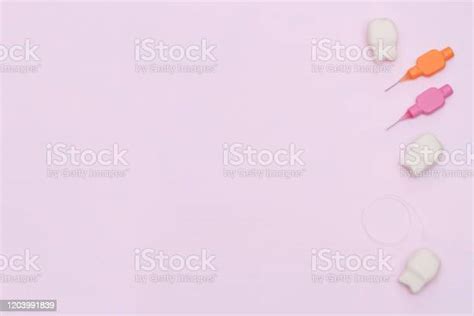 분홍색 배경에 구강 관리 제품과 플랫 레이 조성물 치과 치료와 건강한 치아 개념 공간을 복사합니다 0명에 대한 스톡 사진 및 기타 이미지 Istock