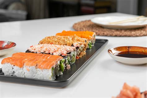 연어와 참치 아보카도 캘리포니아 마키 간장 젓가락을 곁들인 초밥과 롤 세트 0명에 대한 스톡 사진 및 기타 이미지 0명 가정의 방 간장 Istock