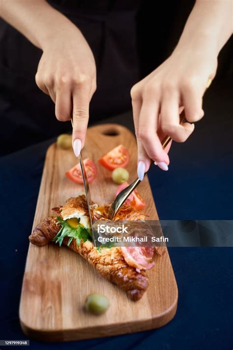 베이컨 허브 데친 달걀을 곁들인 칼과 포크 크루아상으로 자른 아름다운 흰색 매니큐어를 곁들인 여성의 손 건강한 생활방식에 대한 스톡 사진 및 기타 이미지 Istock