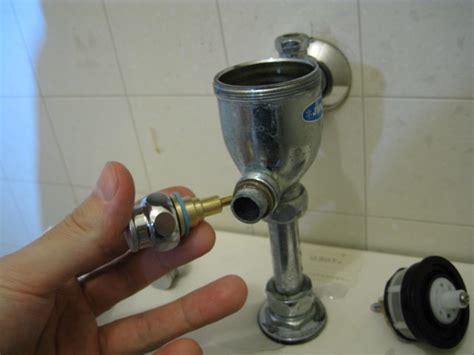 男子トイレ 水が止まらない時の対処法 フラッシュバルブ 押しボタン パッキン交換 小便器 Dorublog
