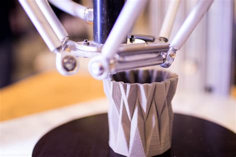 디지털 공예 개체를 처리 하는 동안 3d 프린터 인쇄기에 대한 스톡 사진 및 기타 이미지 인쇄기 3차원 인쇄 모던 양식 Istock