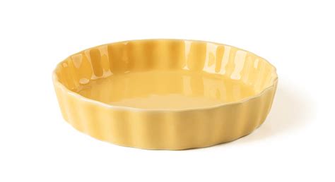 흰색 배경에 분리 물결 모양가장자리와 둥근 노란색 세라믹 플레이트의 측면 보기 음식 디자인을위한 빈 그릇 점토 도자기 도자기로 만든 현대적인 세련된 요리와 식기 램킨에 대한