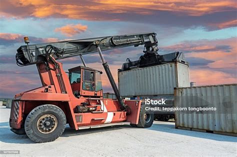 황혼이 있는 트럭이 있는 부두에서 컨테이너 상자를 적재하는 지게차 0명에 대한 스톡 사진 및 기타 이미지 0명 경제 공급망 Istock