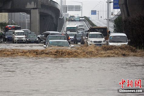 武汉遭遇大雨 内涝严重行车如行船 中新网