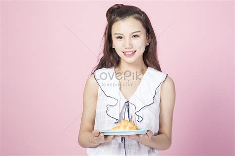빵을 들고 있는 젊은 여성들 사진 무료 다운로드 Lovepik