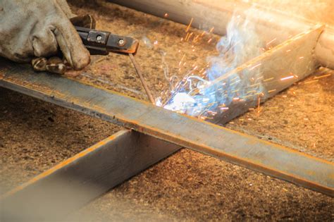 용접기 착용 보호 손 장갑 들고 전극 이며 용접 금속 및 스파크 용접은 제조 또는 재료 일반적으로 금속 또는 소성 조인 조각 과정입니다 강철에 대한 스톡 사진 및 기타