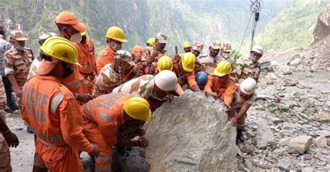 인도 고속도로서 산사태 약 50명 고립