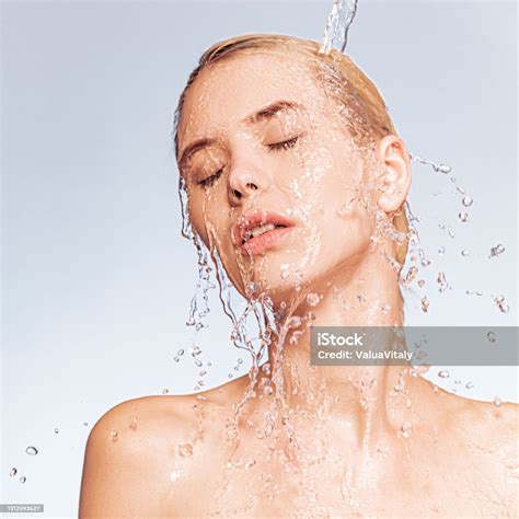 그녀의 얼굴에 물 방울금발 여자의 초상화 깨끗한 피부와 물 튀김을 가진 젊은 여성의 사진 스파 트리트먼트 여자는 물로 그녀의 몸을 씻는다 물과 몸 사람 얼굴에 대한 스톡