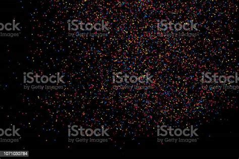색종이의 화려한 폭발입니다 컬러 낟 알 질감 벡터입니다 0명에 대한 스톡 벡터 아트 및 기타 이미지 0명 거친 필름 효과 검은색 Istock