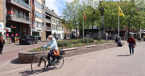 Dronken Man Slaapt Roes Uit Op Bankje Op Houtbriel Politie Neemt Hem Mee Om Te Ontnuchteren