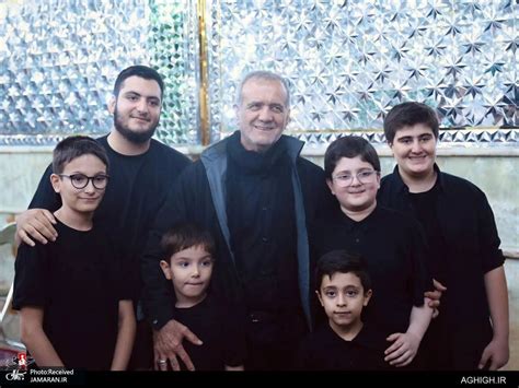 حضور مسعود پزشکیان و علی لاریجانی در هیئت ریحانة النبی سعکس