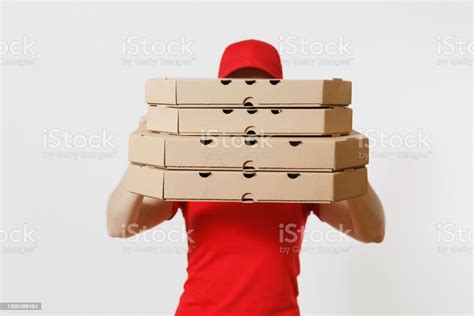 빨간 모자 티셔츠 주는 음식 주문 피자 상자 흰색 배경에 고립에 여자 여성 Pizzaman 택배 또는 골 판지 Flatbox에서 이탈리아 피자를 들고 딜러로 일하고 배달