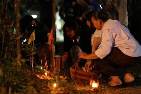 ເດືອນ 9 ປະເພນີບຸນຫໍ່ເຂົ້າປະດັບດິນຂອງຊາວພຸດ ຂ່າວວັດທະນະທຳ ສັງຄົມ La