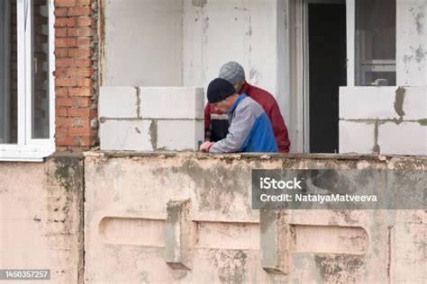 발코니 단열재 개발자는 폭기 된 콘크리트 블록을 발코니에 부착합니다 발코니 수리 발코니 건설 화난 콘크리트 블록 2명에 대한 스톡 사진 및 기타 이미지 Istock