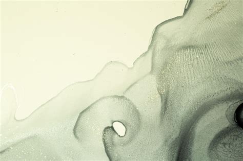 고해상도 배경 디자인을 위한 황금 줄무늬 액체 잉크 기술 텍스처가 있는 추상 밝은 빛나는 색상 유체 배경 손으로 그린 알코올 그림 프리미엄 사진