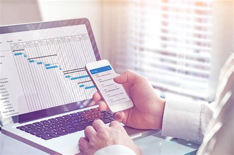 작업 및 이정표 컴퓨터에 전자 메일을 전송 하 고 스마트 폰 전문 관리 및 통신 응용 프로그램 사무실 내부에서 Gantt 차트