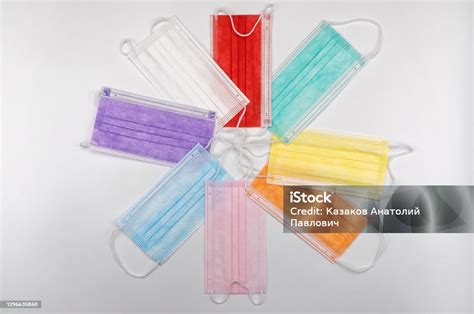 흰색 배경에 색칠 된 마스크 다색 외과 보호 마스크 의료 호흡기 붕대 얼굴 메디컬 캐비닛에 대한 스톡 사진 및 기타 이미지
