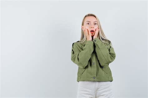 젊은 여성 재킷 블라우스에 그녀의 드롭 턱에 손을 잡고 무서 워 전면보기를 찾고 텍스트를위한 공간 무료 사진